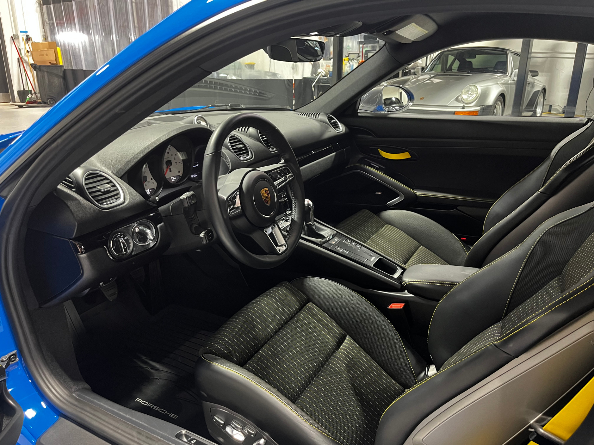 2022 Porsche Cayman Interior